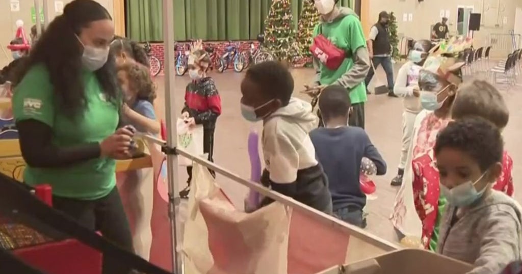 Police Athletic League In Harlem Hosts Annual Holiday Party For ...