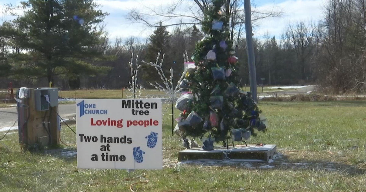 Michigan Teacher Creates Mitten Tree For Kids In Need - CBS Detroit