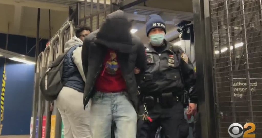 Police Arrest Man With Loaded Gun At Times Square Subway Station - CBS ...