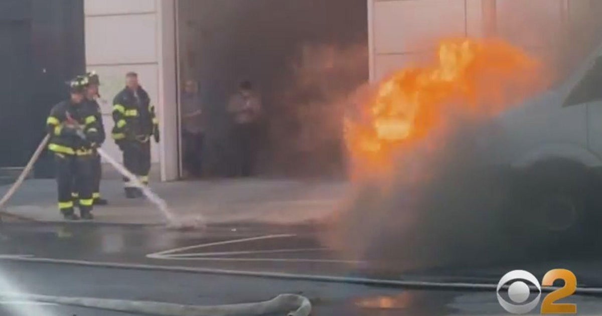 Explosion blows off manhole cover in Midtown - CBS New York