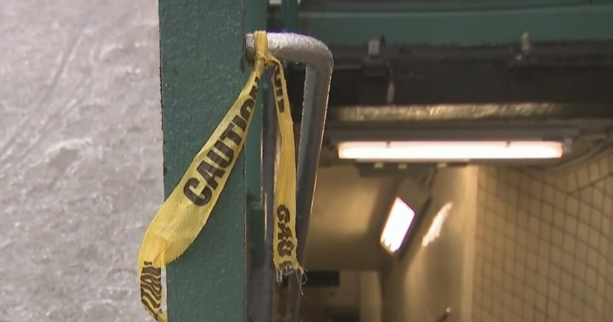 Shopping cart set on fire inside Bronx subway station - CBS New York