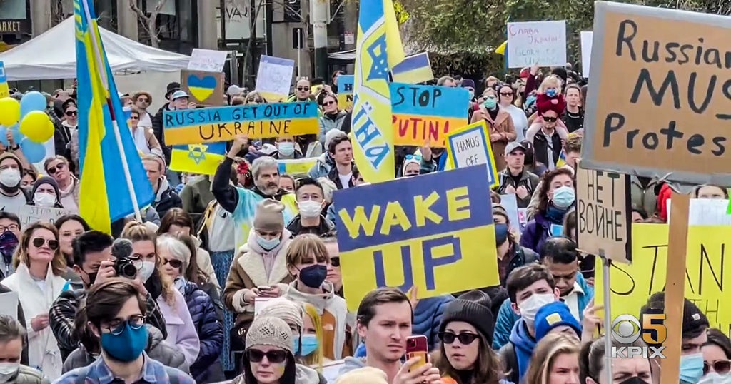 Hundreds in San Francisco Protest Russian Invasion of Ukraine - CBS San ...