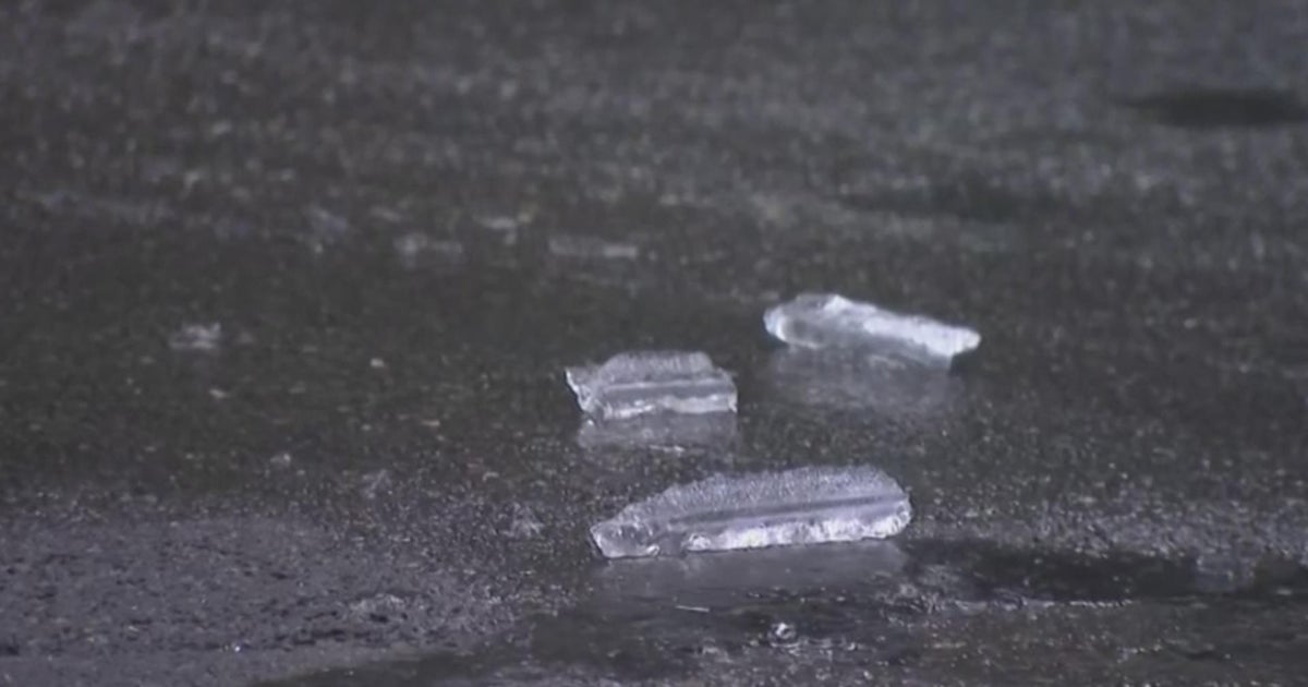 Woman hit in head by falling ice in Midtown - CBS New York