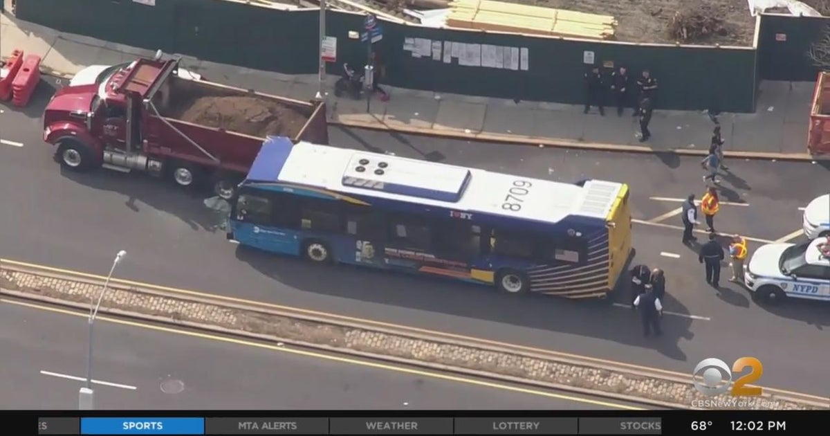 12 hurt in MTA bus crash on Staten Island - CBS New York