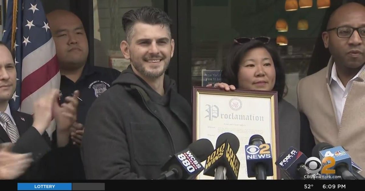 Rep. Meng honors men who stopped attack in Queens - CBS New York