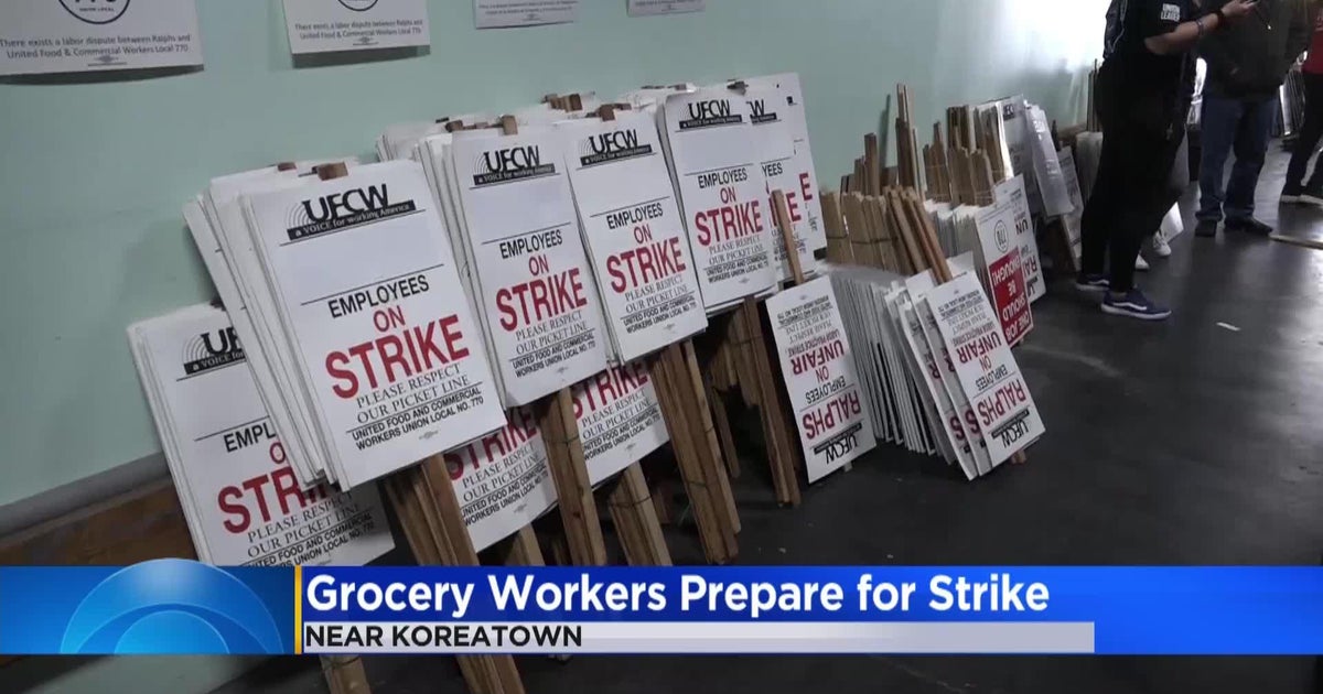 Community members help grocery workers prepare signs, potential strike ...