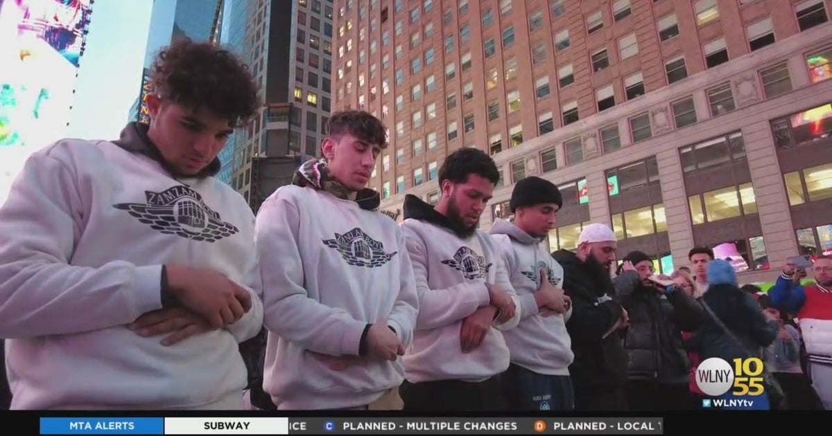 Hundreds gather in Times Square to mark the start of Ramadan - CBS New York