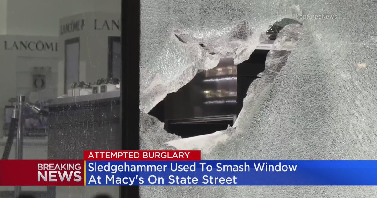 Attempted robbers use sledgehammer smash window at Macy's on State ...