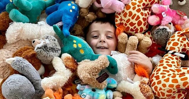 5-year-old creates plan to give back to kids in need - CBS News