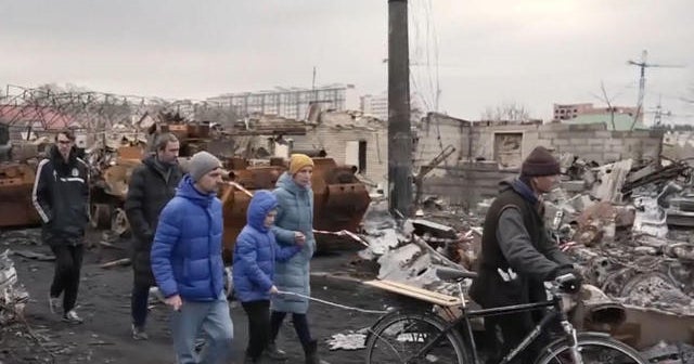 Ukrainian journalist describes his experiences covering the war - CBS News