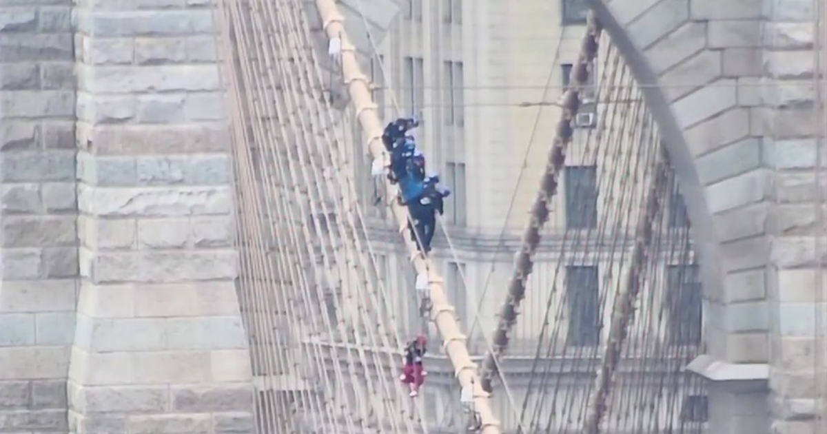 Police rescue man who climbed Brooklyn Bridge cables - CBS New York