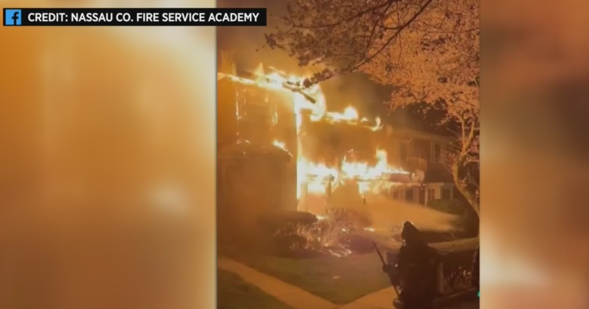 Fire rips through apartment complex overnight in Syosset - CBS New York