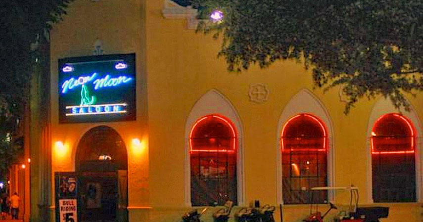 Man bites another man at Neon Moon Saloon - CBS DFW