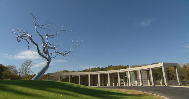 Crystal Bridges Museum, and a town's resurgence - CBS News