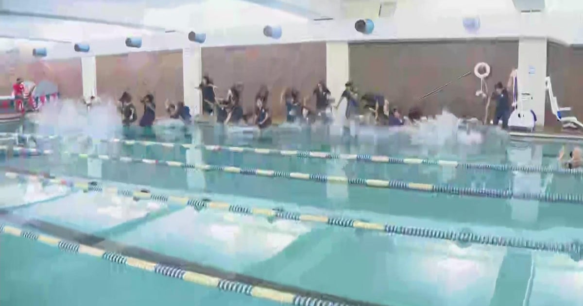 UIC College of Nursing students celebrate with jump in pool - CBS Chicago