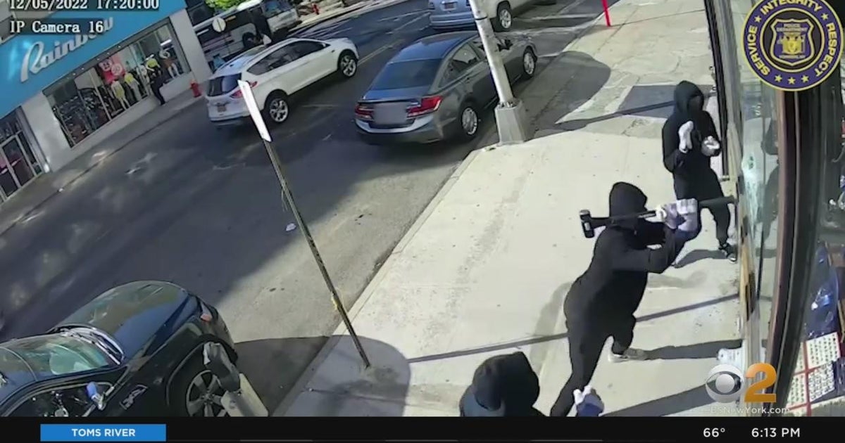 3 suspects in custody after smash-and-grab robbery at Yonkers - CBS New ...