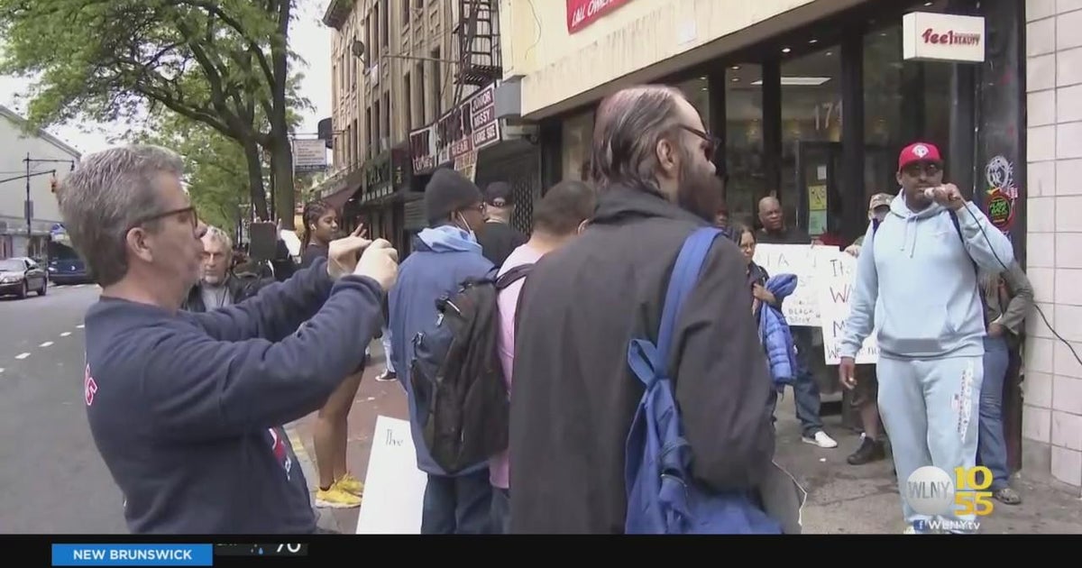 MTA workers, riders express safety concerns at Brooklyn rally - CBS New York