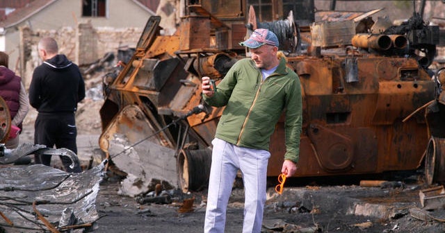 How Bellingcat trains journalists and investigators - CBS News