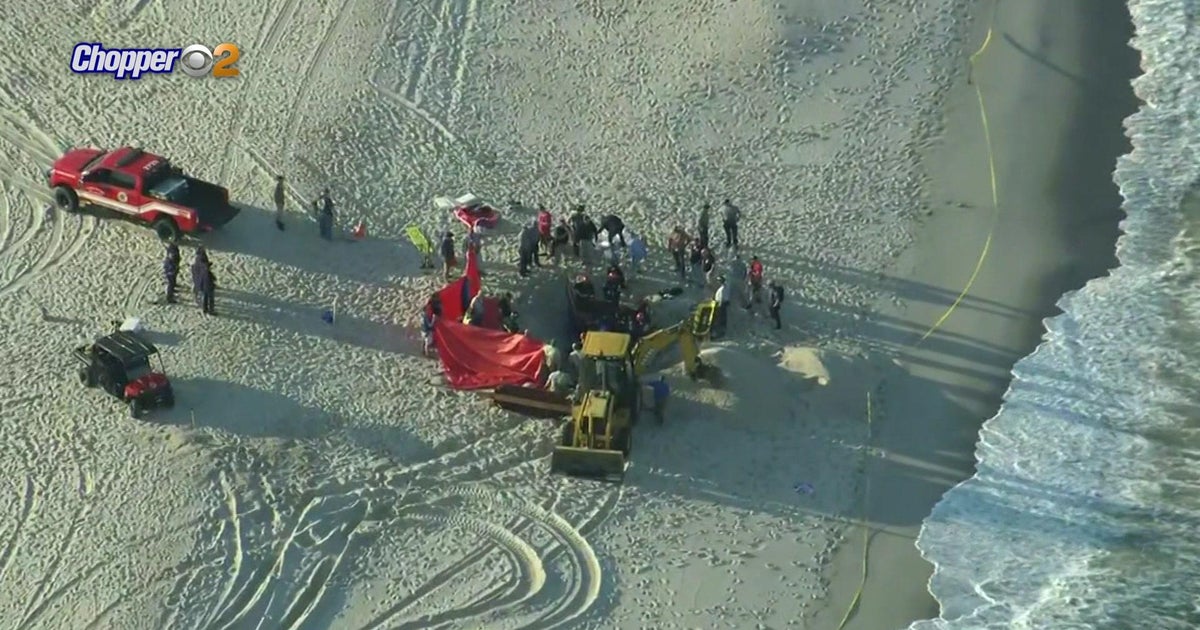 Police: 18-year-old Levi Caverly dies after hole in sand collapses on ...