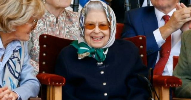 London Calling: Queen Elizabeth makes surprise appearance - CBS News
