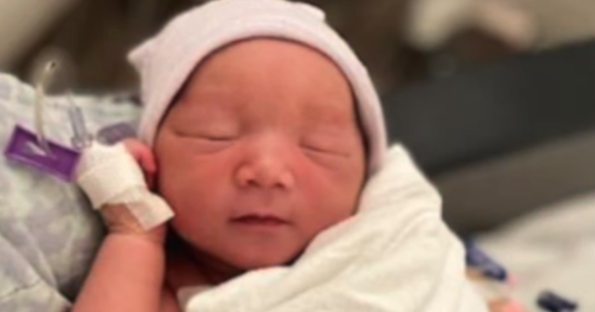 Woman gives birth during Frontier Airlines flight - CBS News