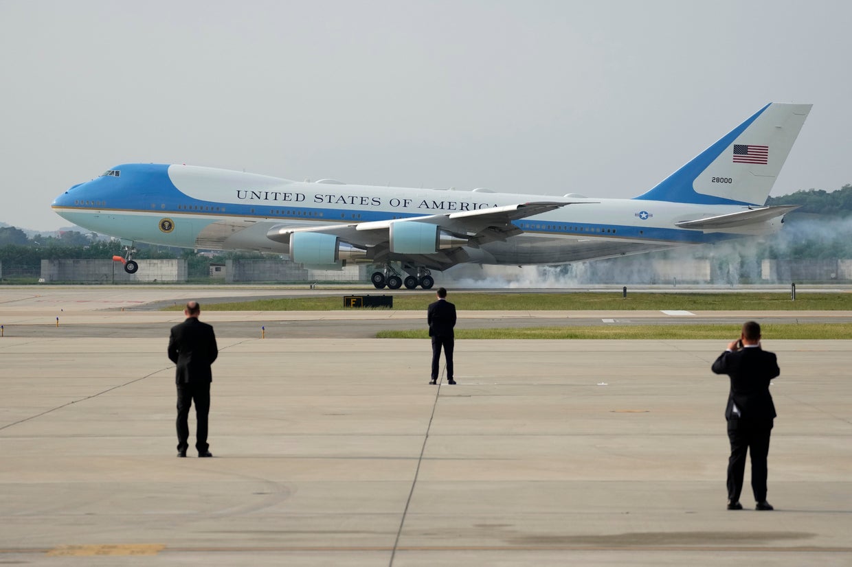 Trump's Air Force One paint scheme scrapped - CBS News