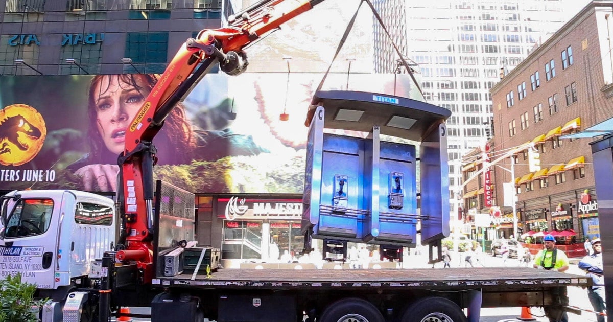 Last street payphone in New York City removed - CBS News