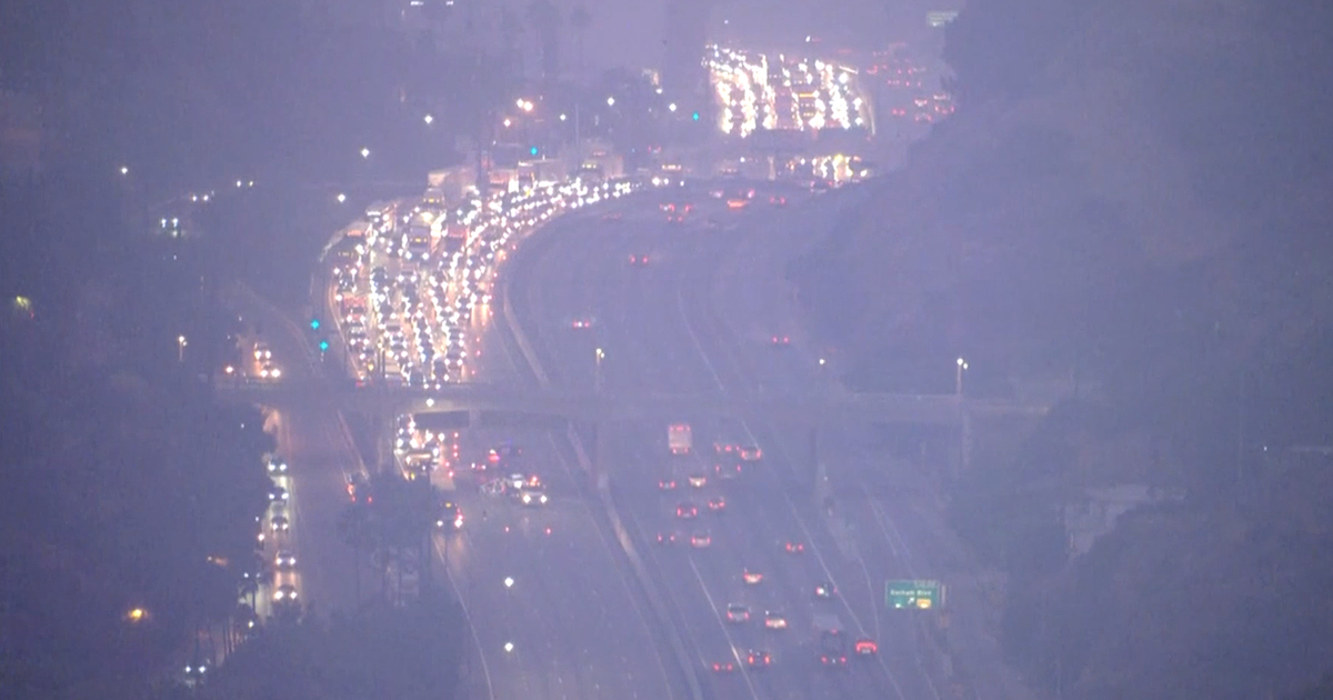 2 injured in multi-vehicle crash blocking several lanes of the 101 ...