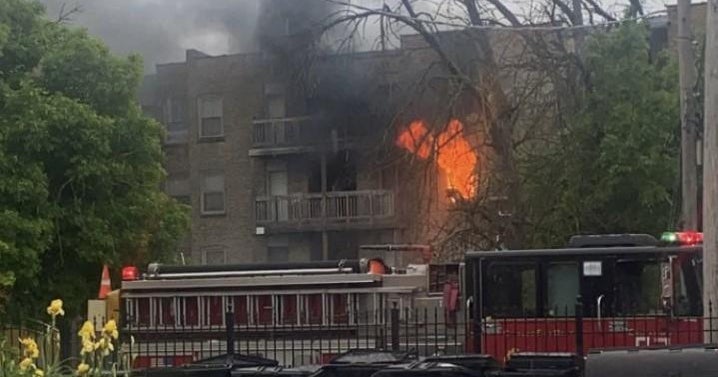 2-year-old dead, 11 displaced in Roseland apartment fire - CBS Chicago