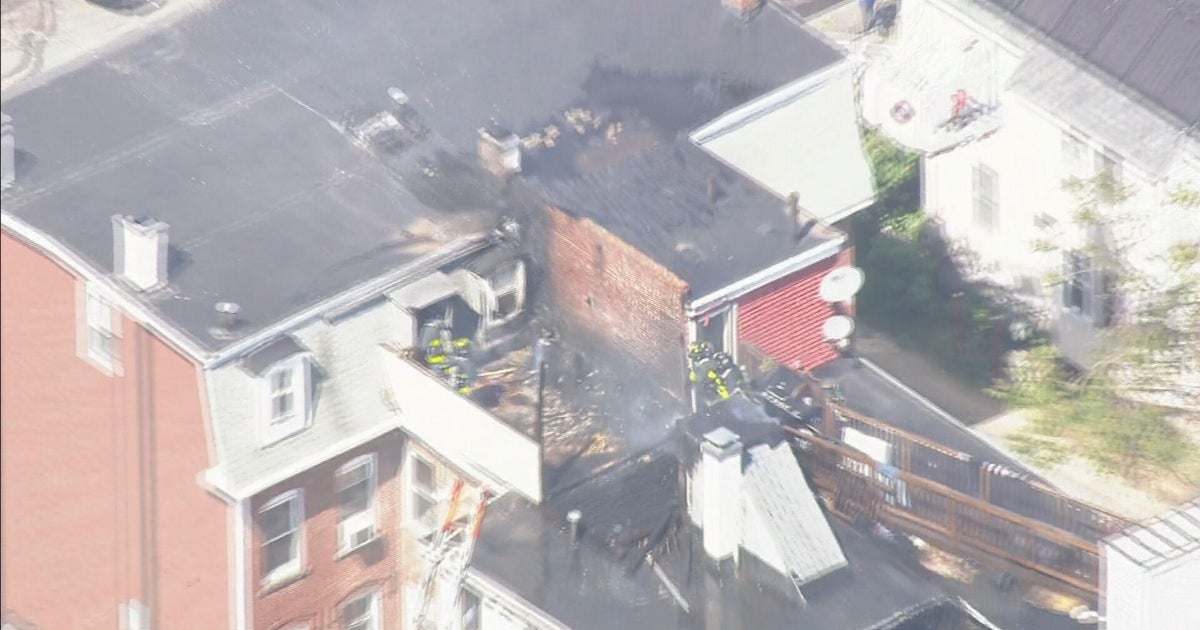 Heavy flames rip through 6-unit duplex in Lawrence - CBS Boston