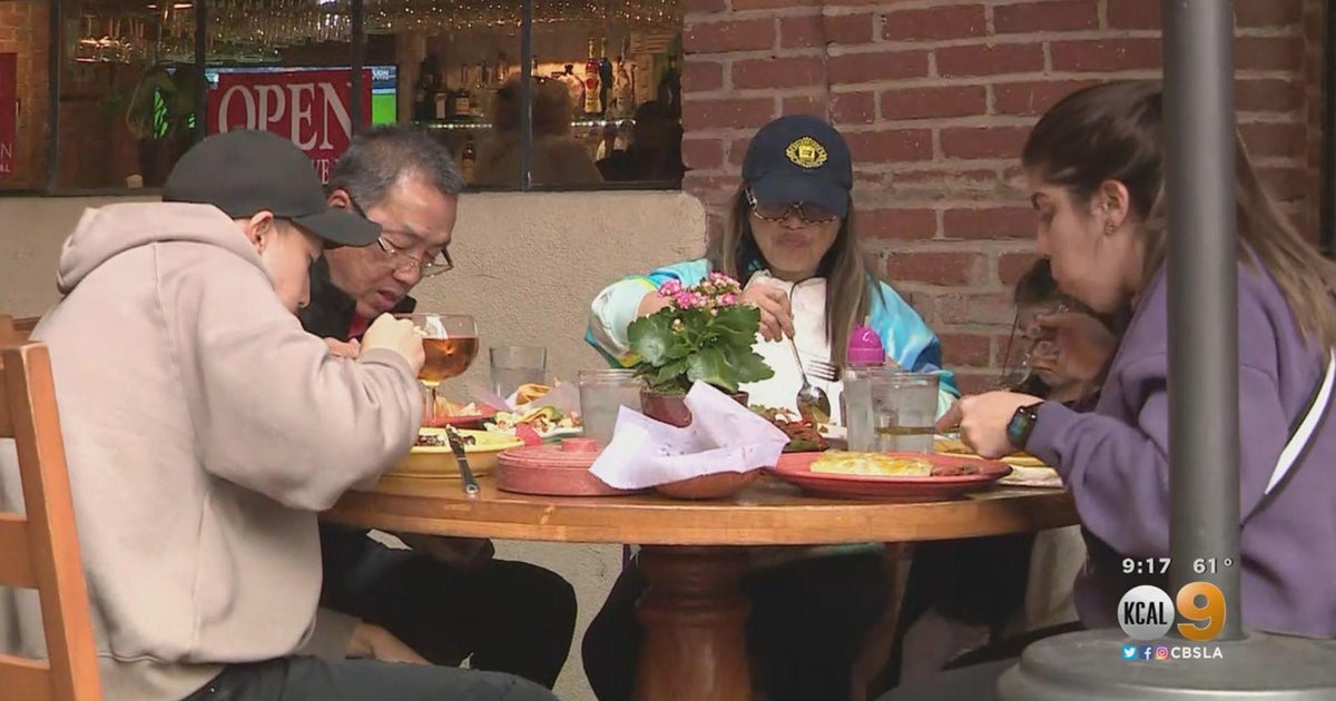 Patrons hit Colorado Avenue to enjoy night out in Pasadena in a COVID ...