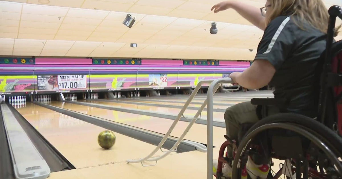 Fremd wheelchair bowler Ellie Brazen defies expectations - CBS Chicago