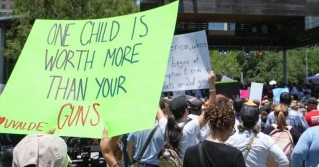 Lawmakers look for solutions on gun debate - CBS News