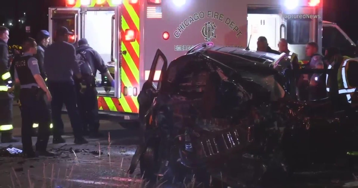 Driver strikes CTA bus on city's East Side - CBS Chicago
