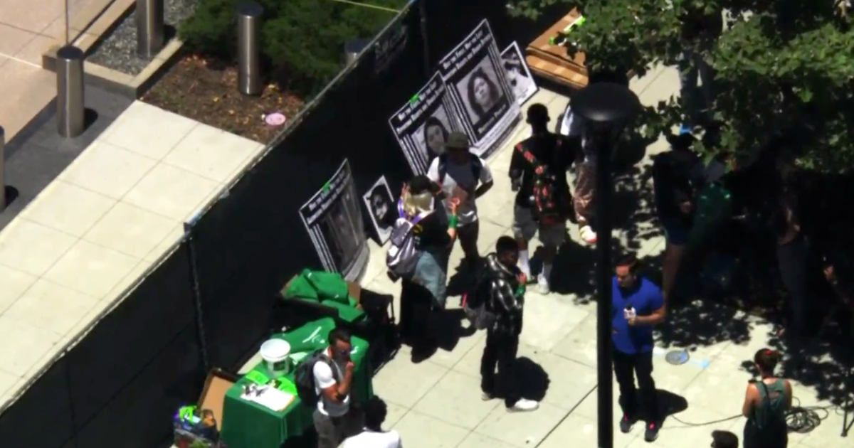 Demonstrators flood streets to protest SCOTUS ruling to overturn Roe v ...