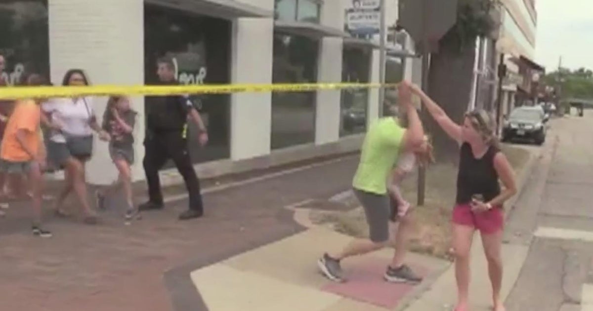 Witnesses describe terrifying scene at Highland Park July 4th parade ...