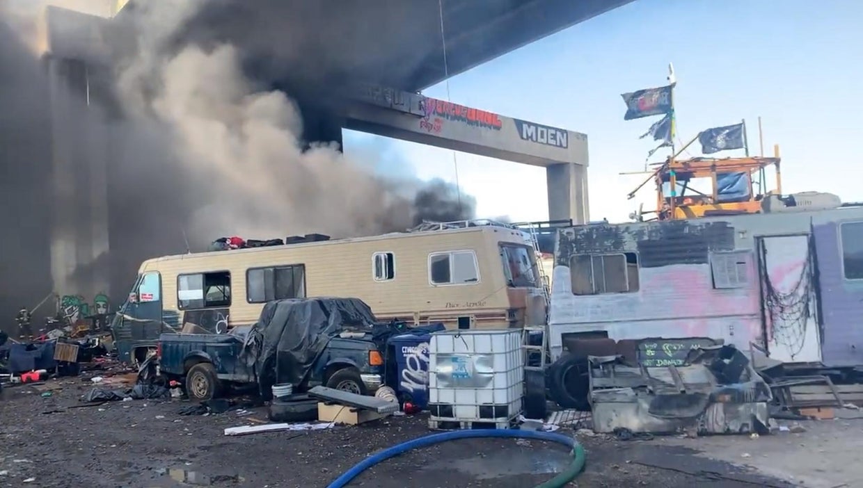 Fire sweeps through homeless encampment near MacArthur Maze in Oakland ...