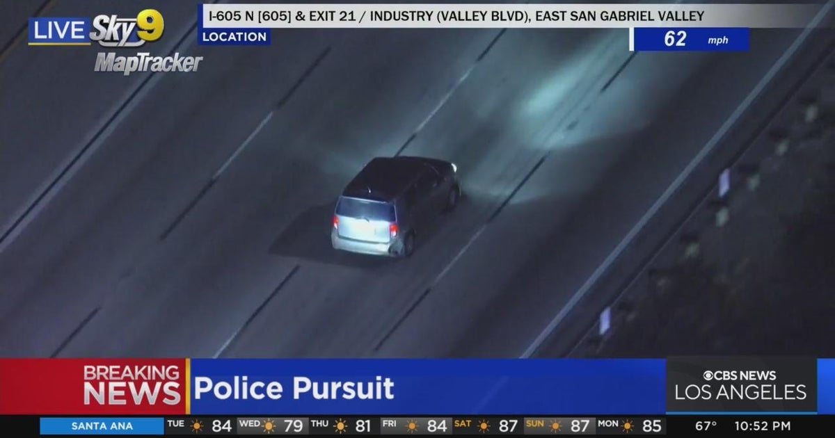 Several police vehicles continue trailing pursuit suspect - CBS Los Angeles