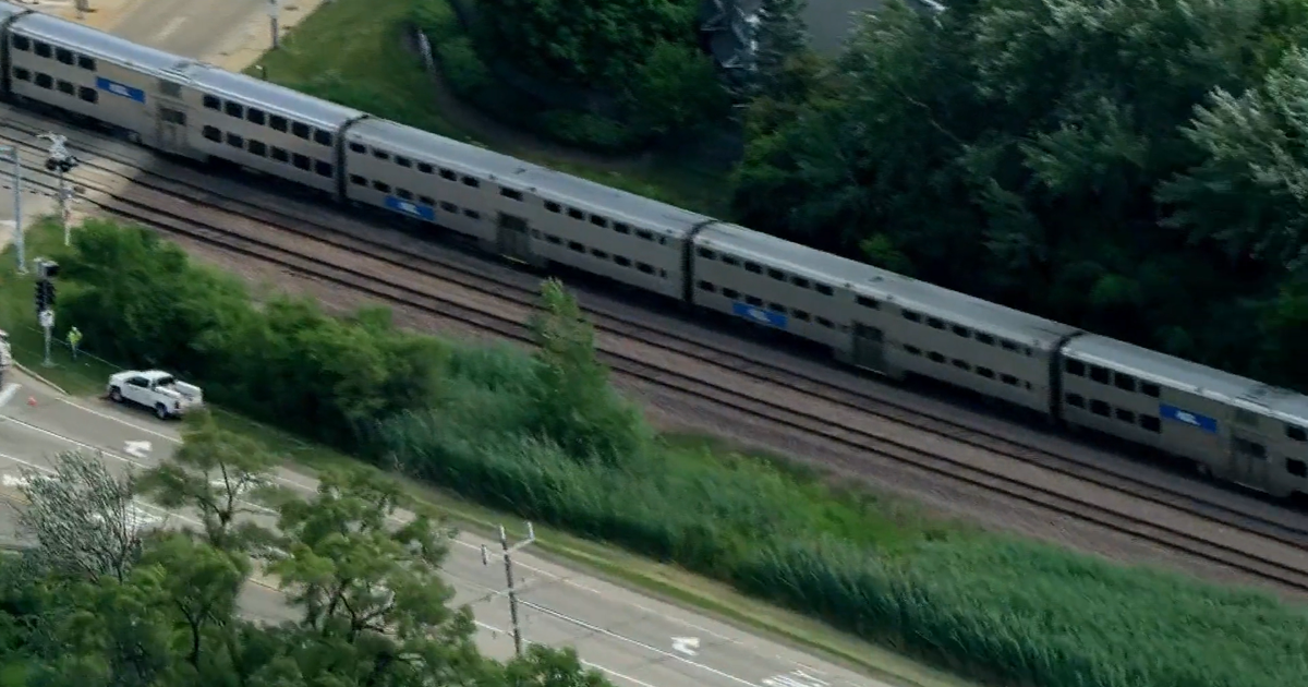 Metra train halted after hitting vehicle in Palatine - CBS Chicago