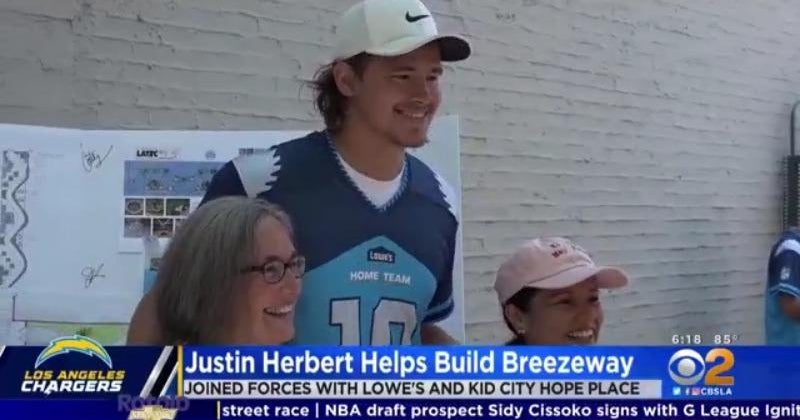 Chargers' Herbert helps launch beautiful outdoor space - CBS Los Angeles