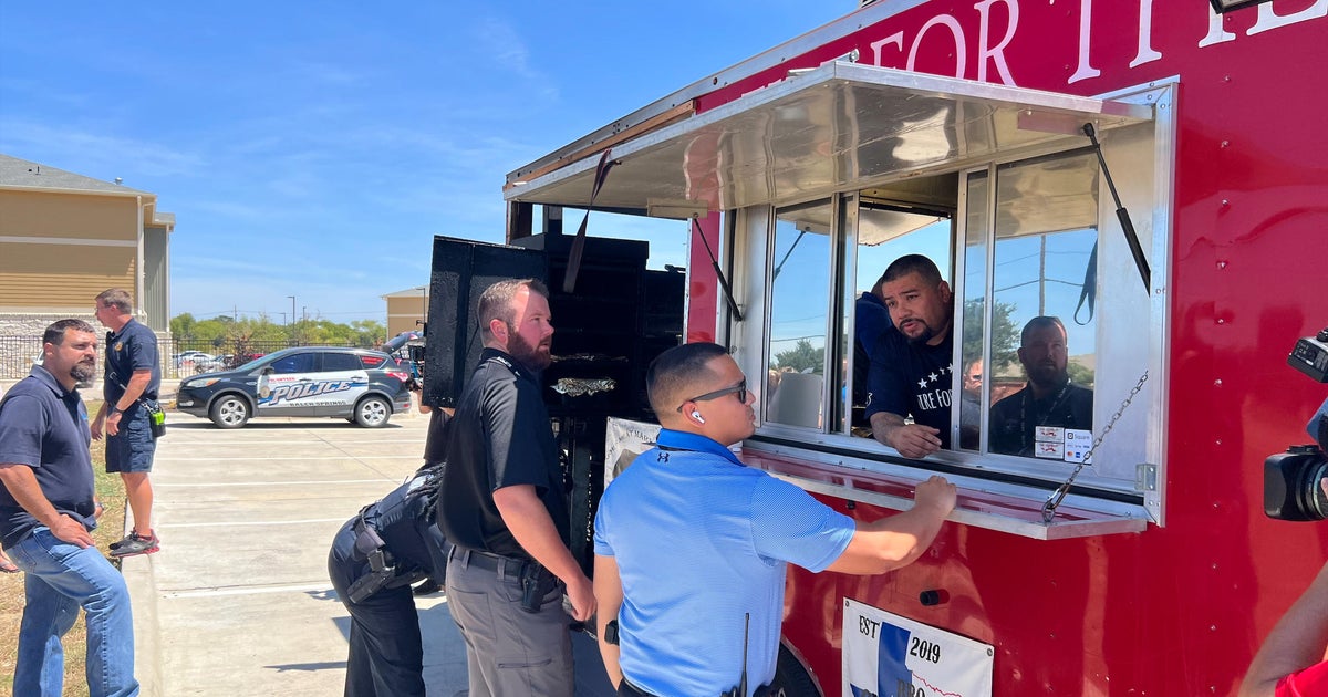 Cooking up support for Balch Springs wildfire survivors - CBS Texas