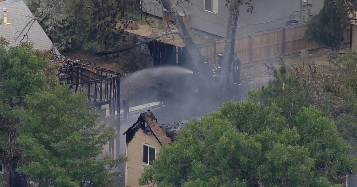 Fire burns at least 3 homes in Aurora - CBS Colorado