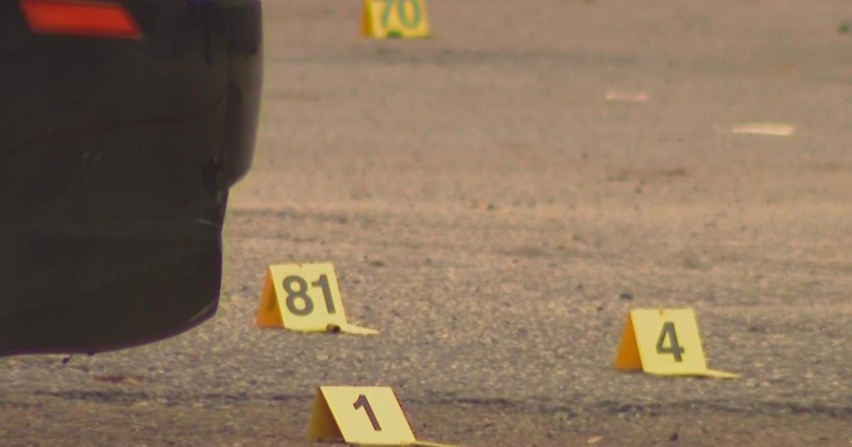 1 man dead, another wounded after shooting in Loop parking lot - CBS ...