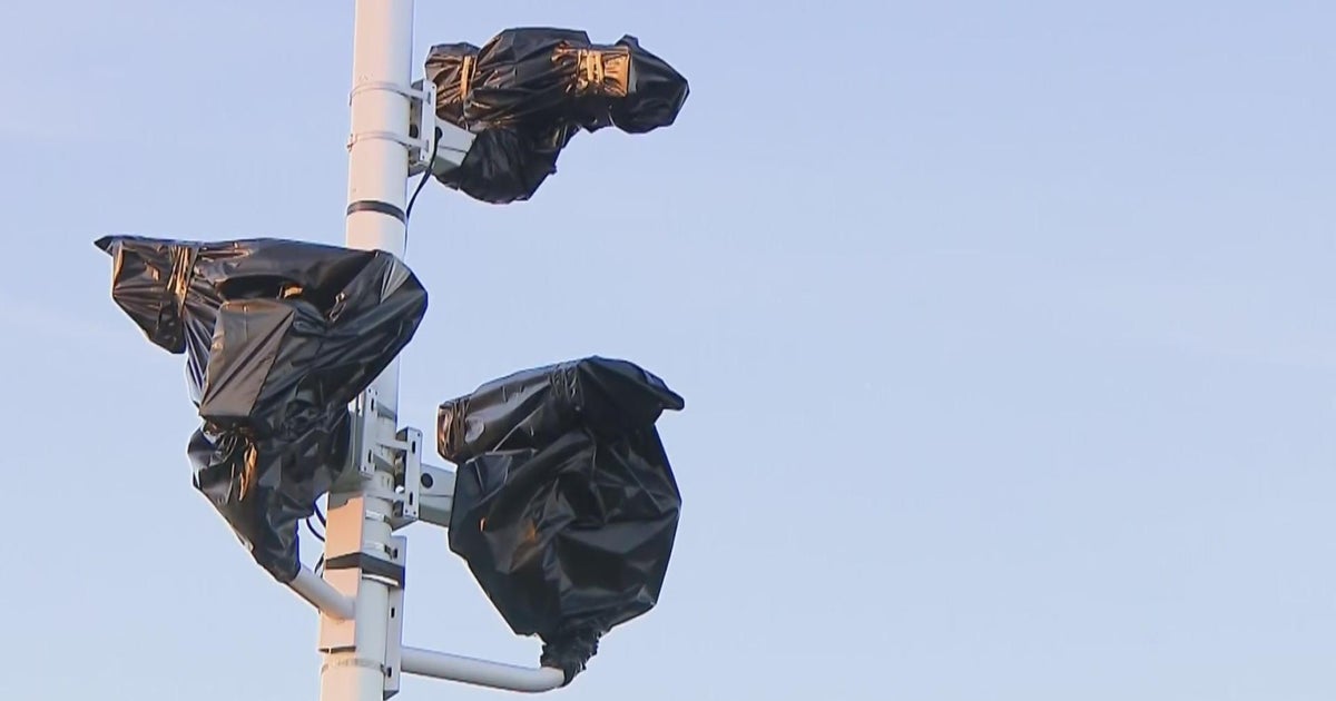 Judge allows Oakbrook Terrace to reactivate red light cameras - CBS Chicago