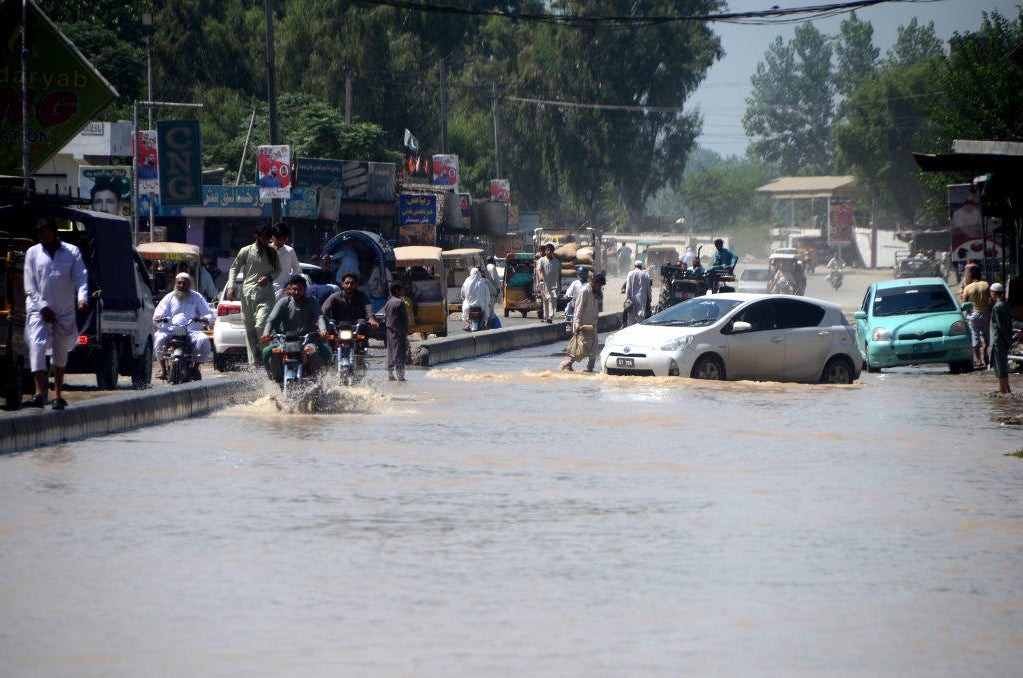 Pakistan flooding death toll tops 1,000 - CBS News