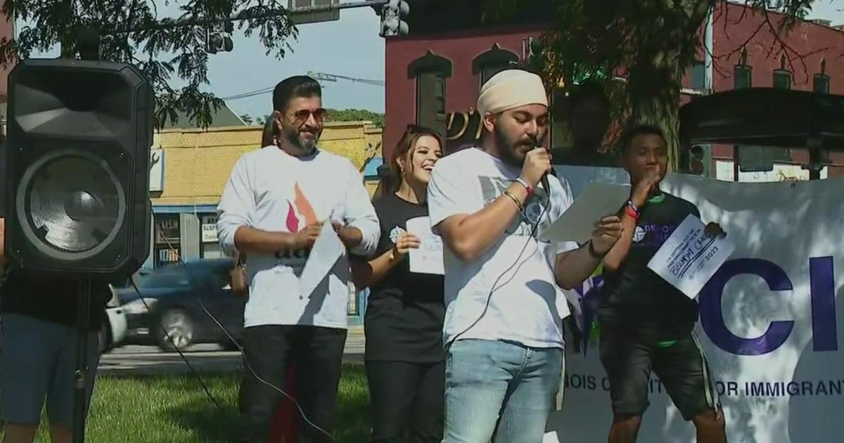 Immigrant groups rally to get out the vote in Pilsen - CBS Chicago