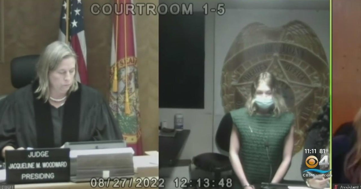 Facing murder charge, Instagram model Courtney Clenney appears in bond ...