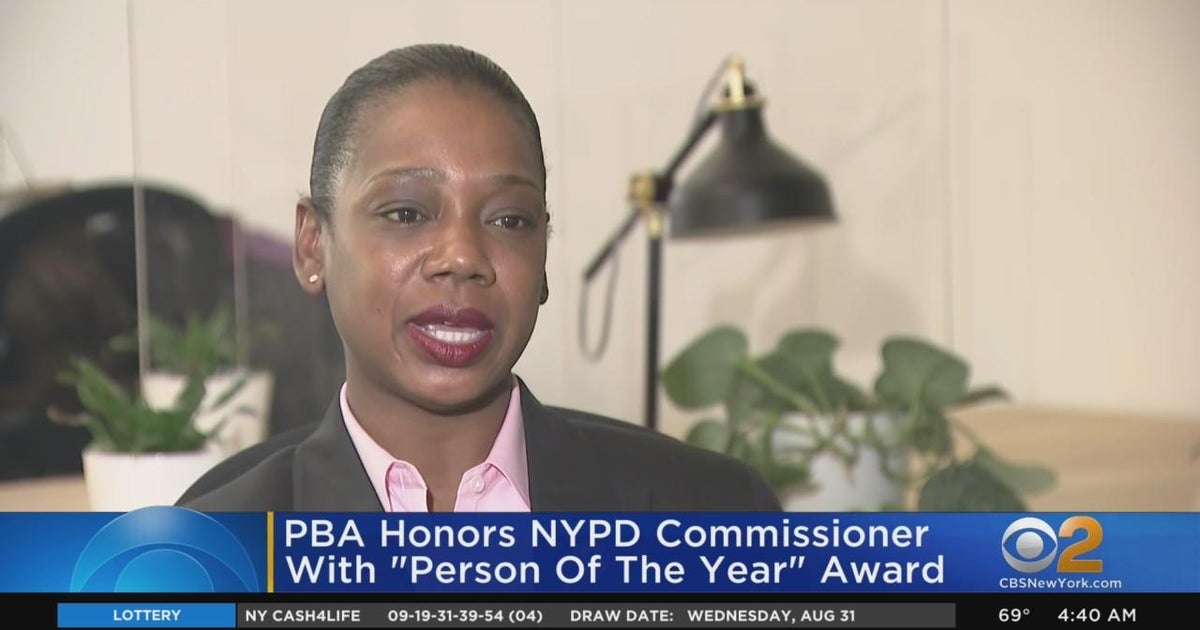 NYPD commissioner to be honored - CBS New York