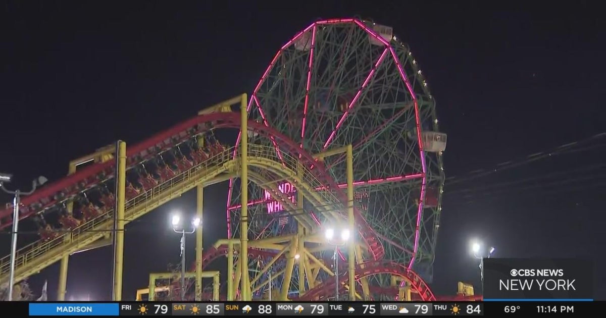 Crowds head to Coney Island to kick off Labor Day Weekend - CBS New York