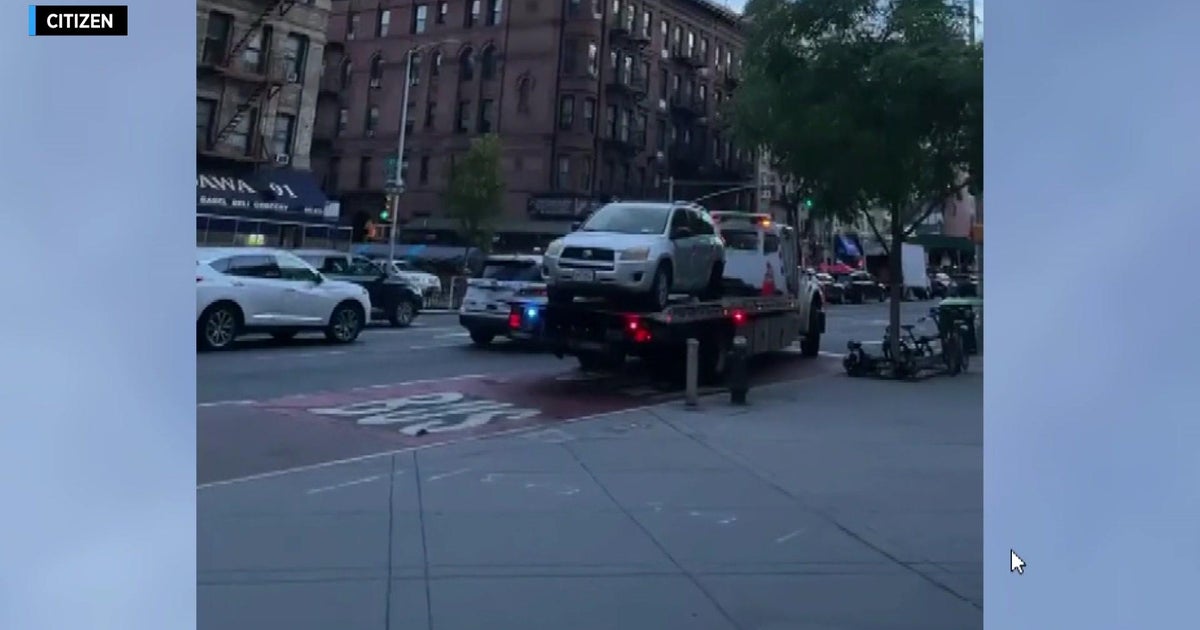 Police: Man robbed after car crash on Upper East Side - CBS New York